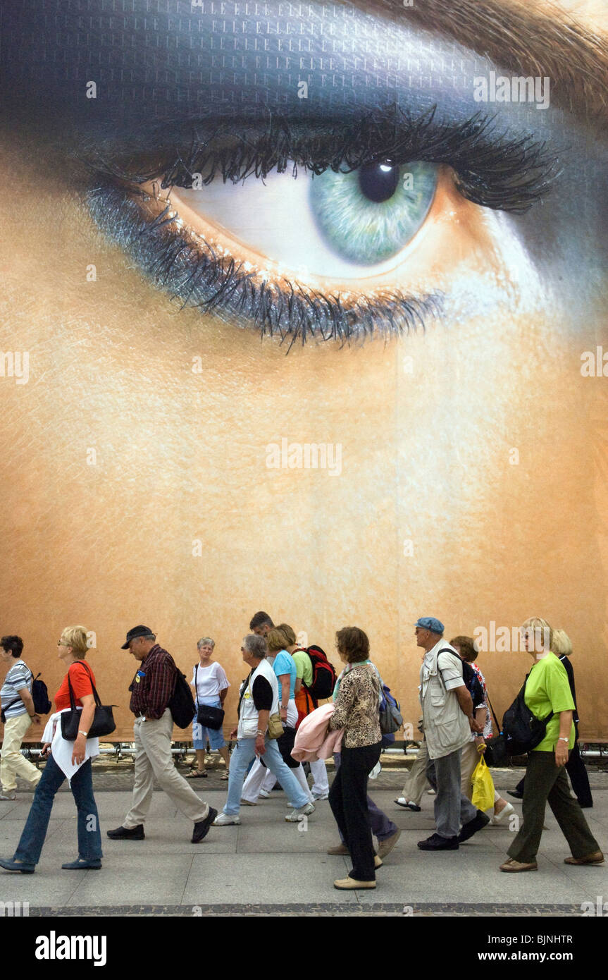 People watching billboard hi-res stock photography and images - Alamy
