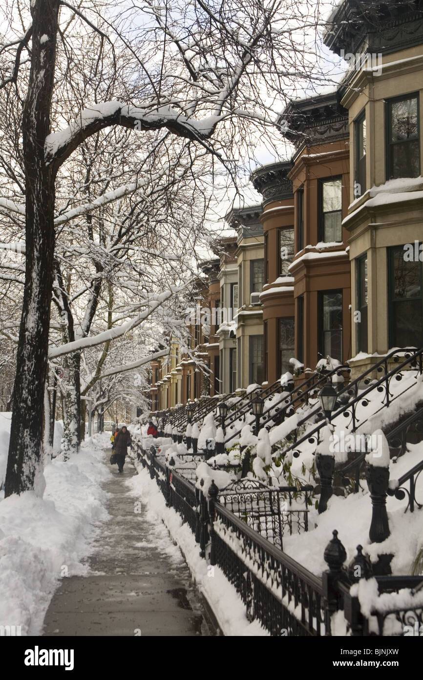 Brownstone brooklyn snow hi-res stock photography and images - Alamy