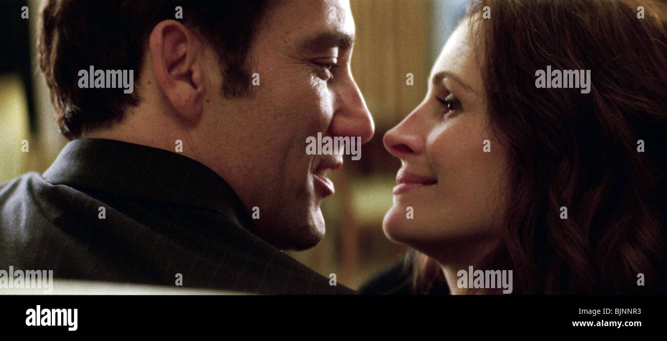 DUPLICITY (2009) CLIVE OWEN, JULIA ROBERTS TONY GILROY (DIR) 003 Stock Photo - Alamy
