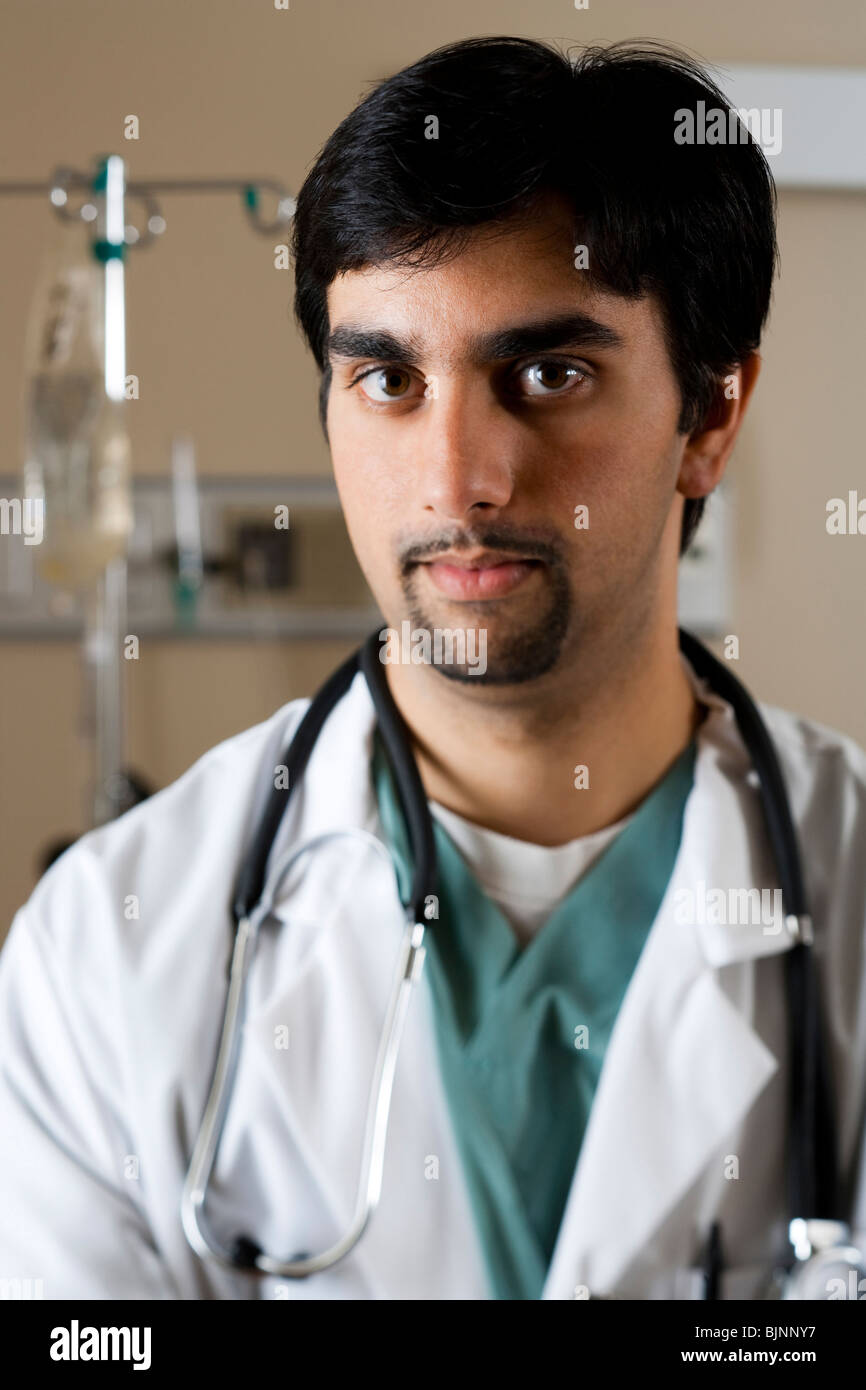 Doctor operating above hi-res stock photography and images - Alamy