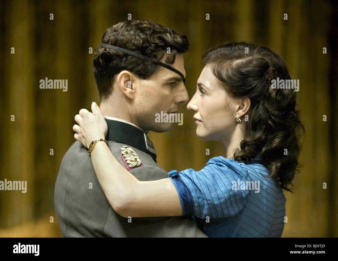 VALKYRIE (2008) TOM CRUISE, CARICE VAN HOUTEN BRYAN SINGER (DIR) VALK ...