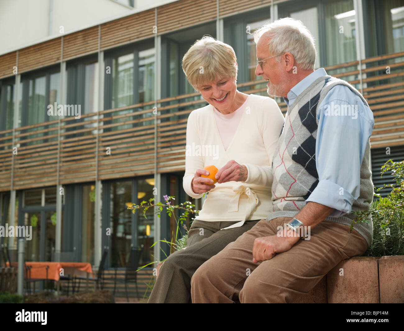 Seniors sitting on the wall hi-res stock photography and images - Alamy