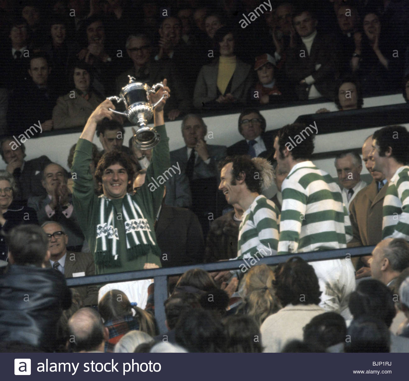 Scottish Cup Trophy Football Stock Photos & Scottish Cup Trophy ...