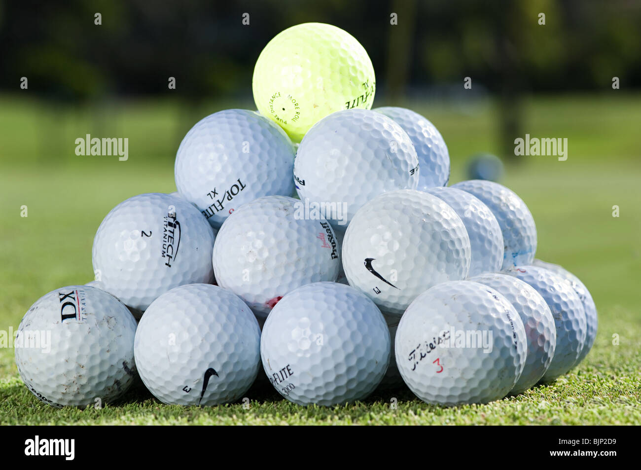 Group of golf balls hi-res stock photography and images - Alamy