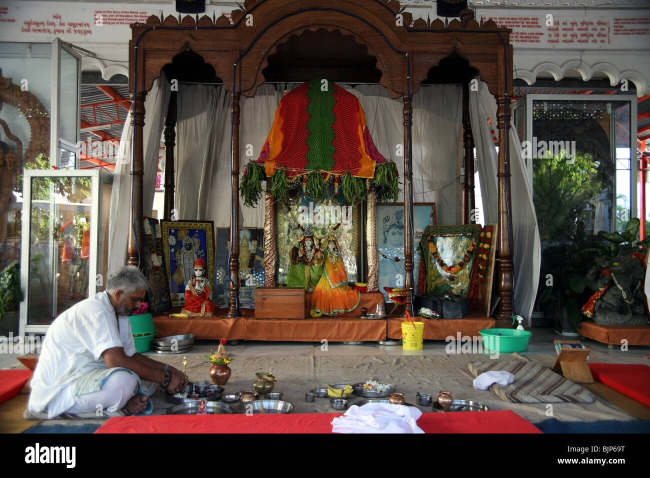 Inside a hindu mandir hi-res stock photography and images - Alamy