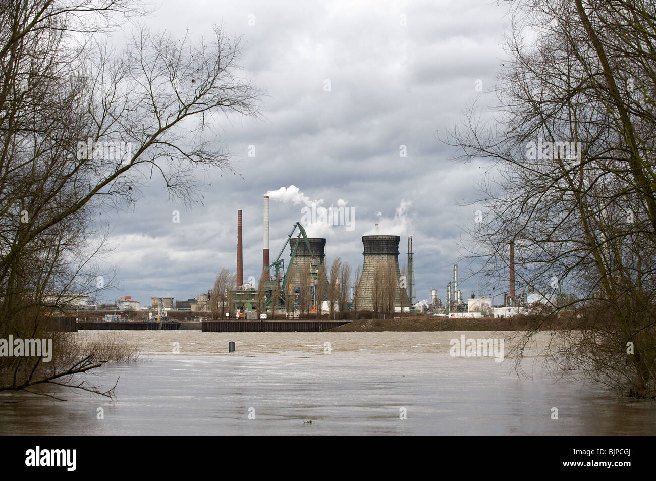 Shell oil refinery cologne hi-res stock photography and images - Alamy