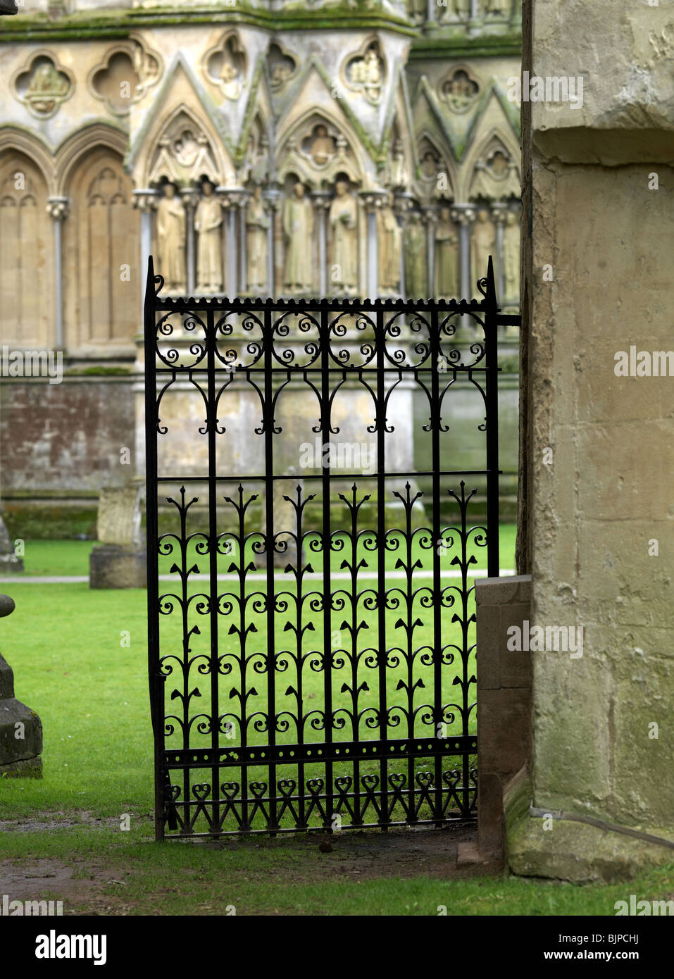 Gate into grounds of Wells cathedral Stock Photo - Alamy