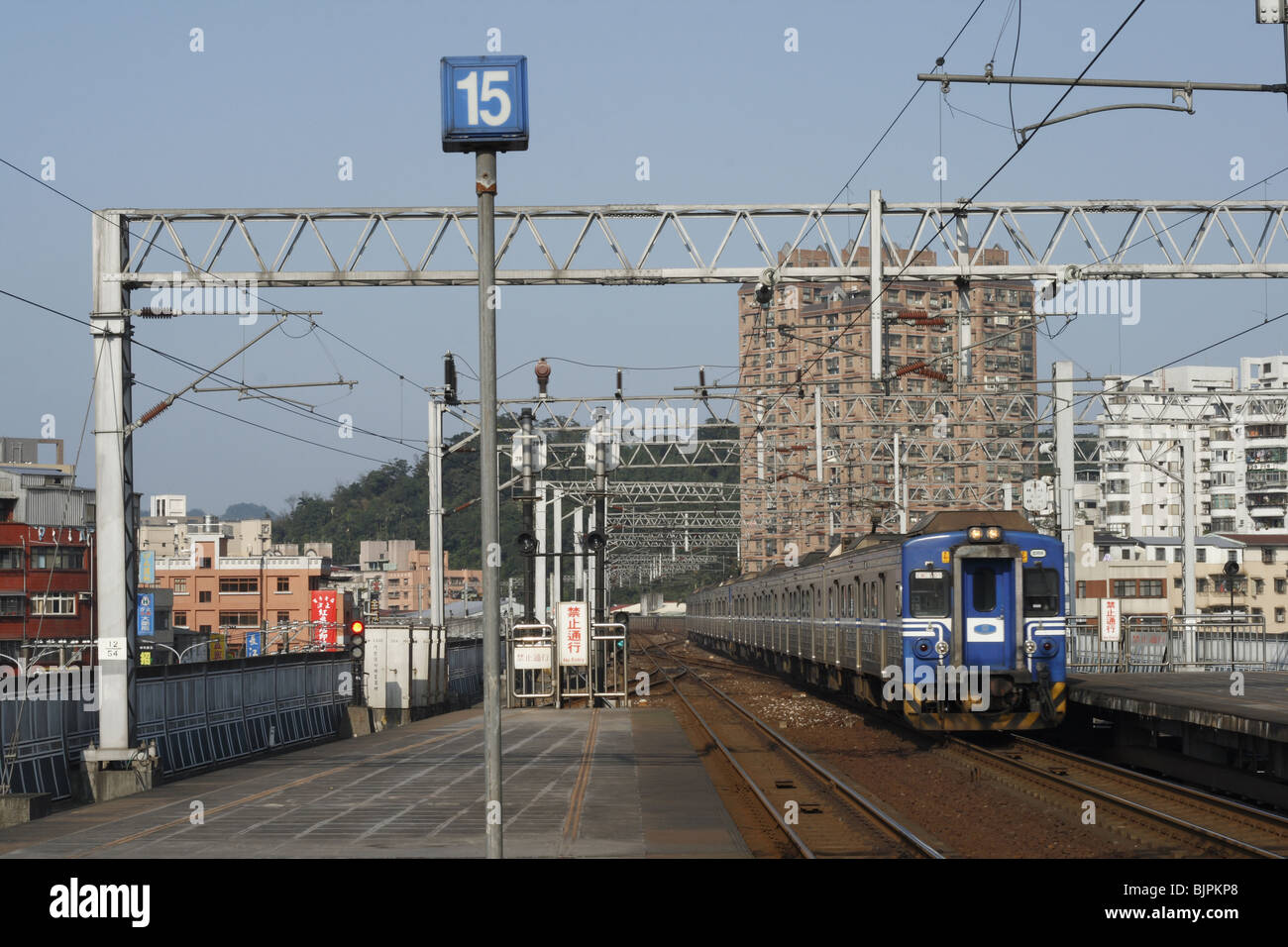 Mrt train tracks taipei taiwan hi-res stock photography and images - Alamy