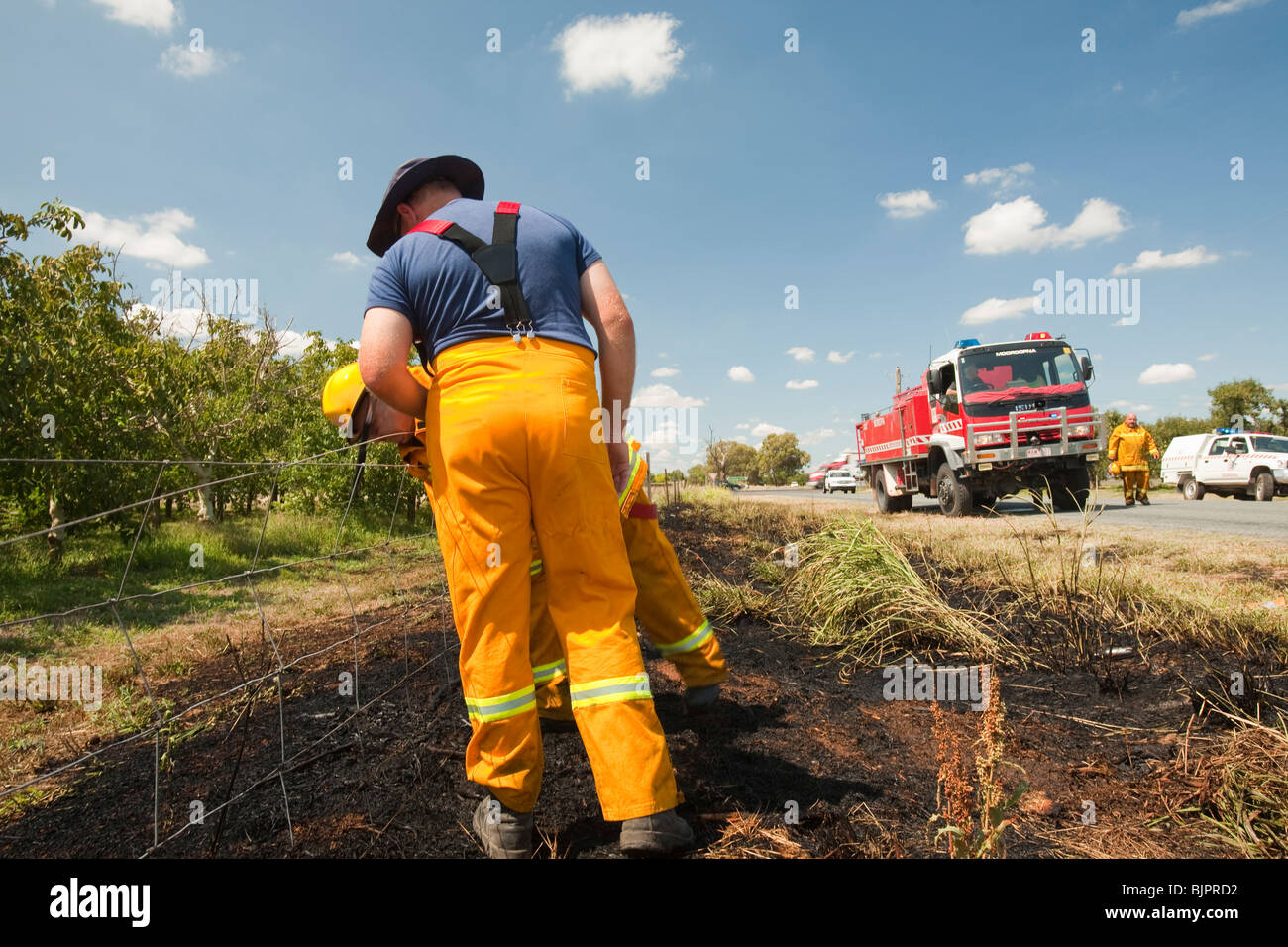 (wild fire) (australia) (fire fighter) hi-res stock photography and ...