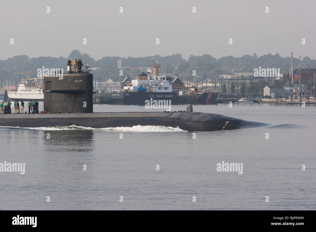 A US Navy Los Angeles class fast attack submarine heads north in the ...