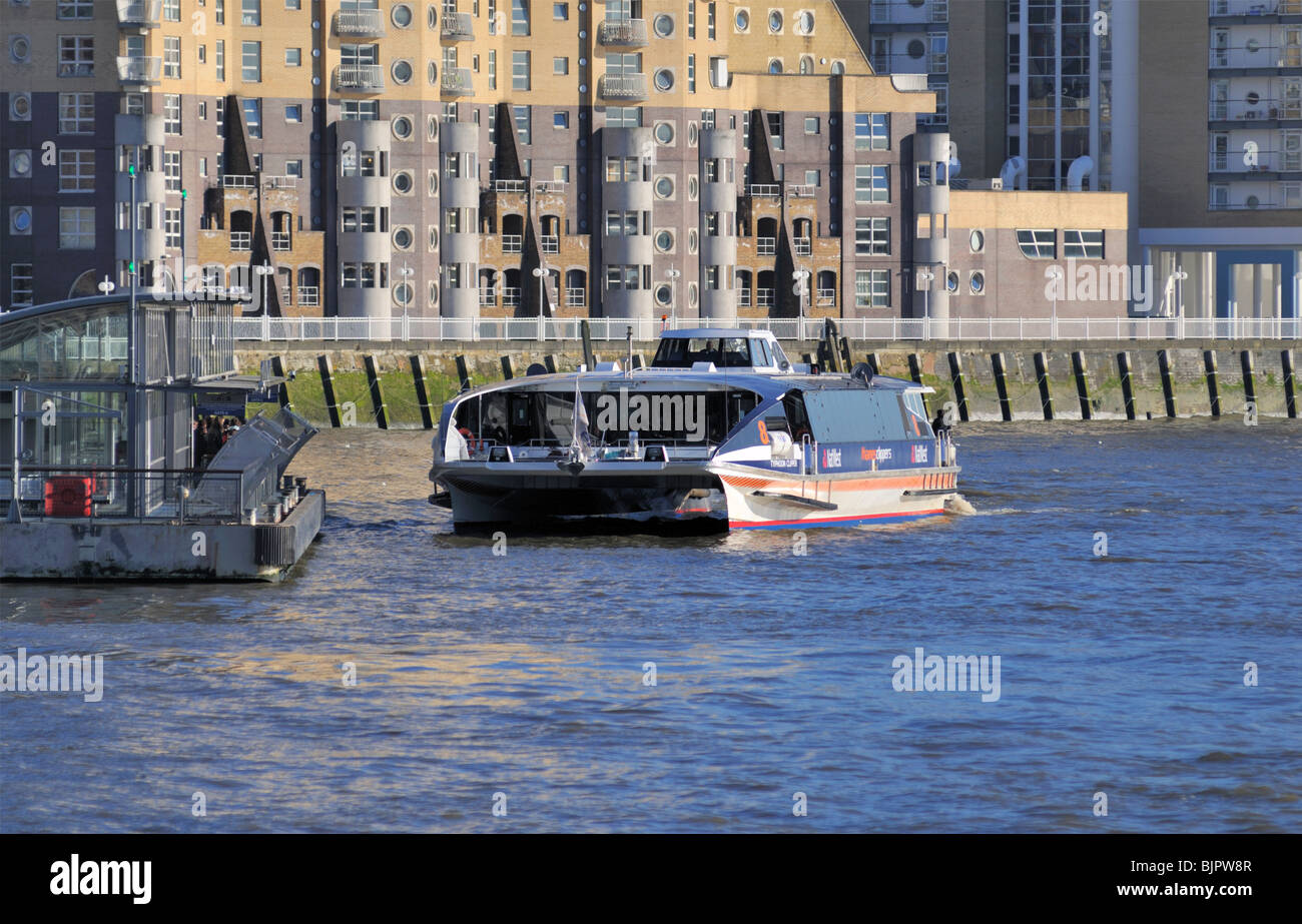 Thames clipper riverboat at Canary Wharf pier jetty , London E14 ...