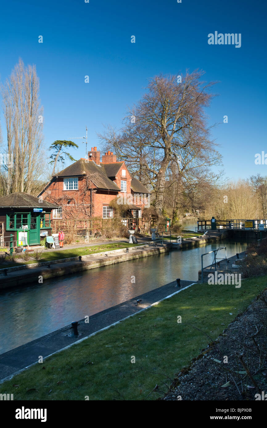Sonning Lock on the River Thames, Sonning, Berkshire, Uk Stock Photo ...