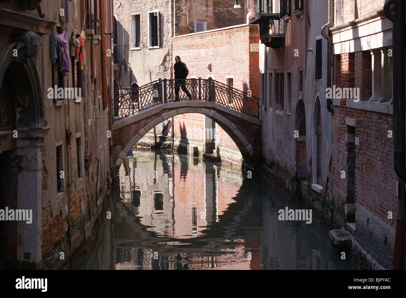 Venice footbridge silhouette lone figure Stock Photo - Alamy