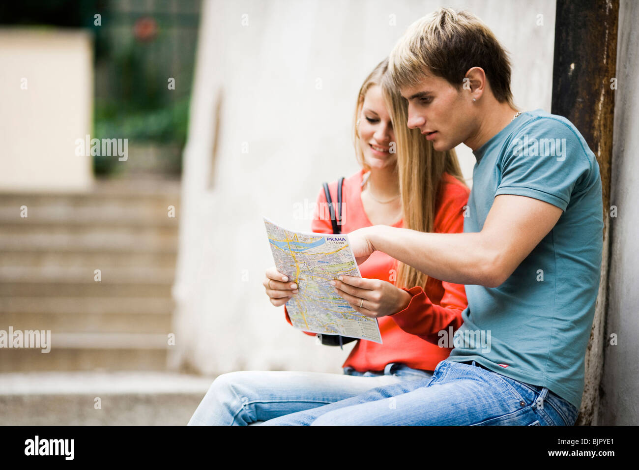 Couple reading a map Stock Photo - Alamy