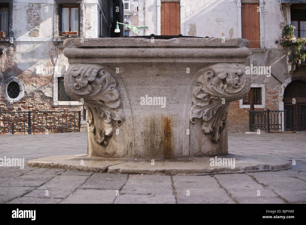Venice- well head Stock Photo - Alamy