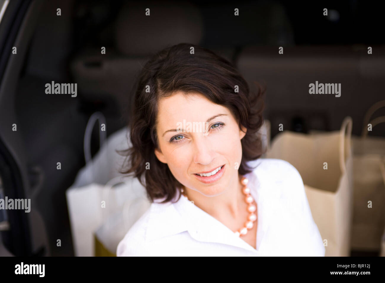 Women with packages hi-res stock photography and images - Alamy