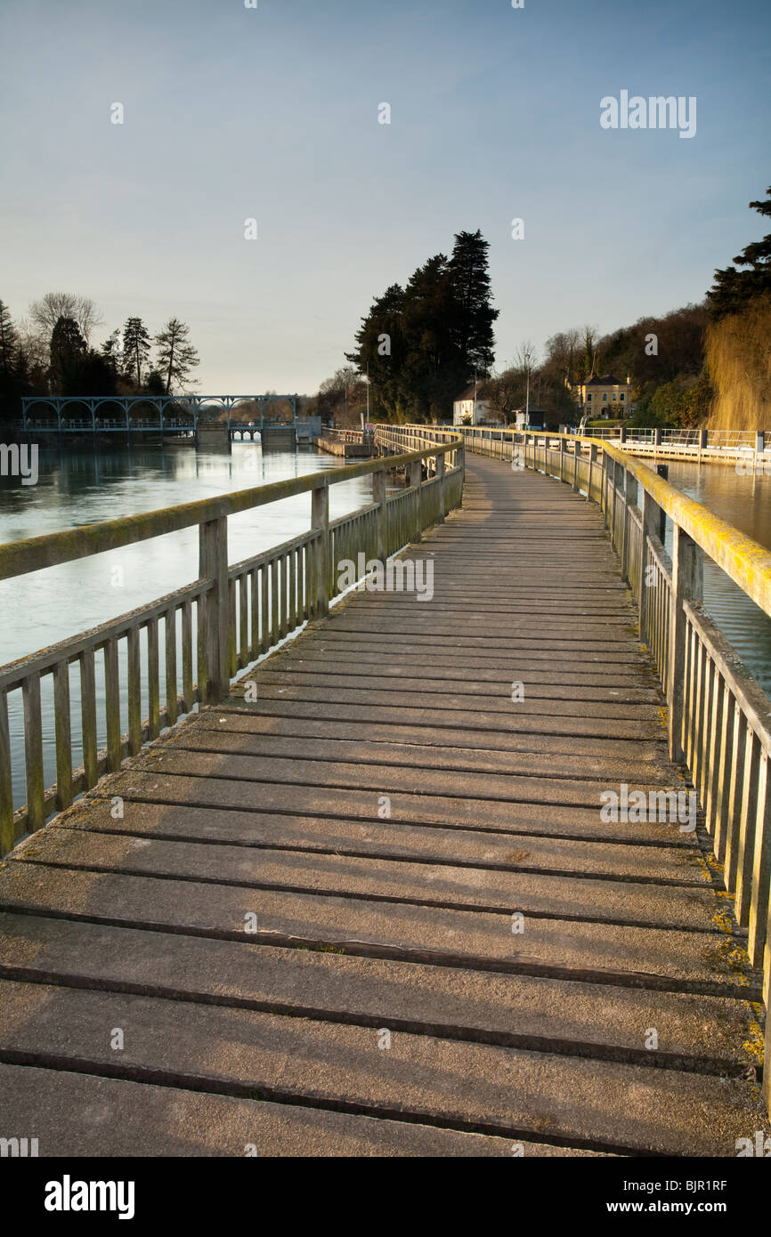 Looking along the wooden footbridge over the River Thames towards Marsh ...