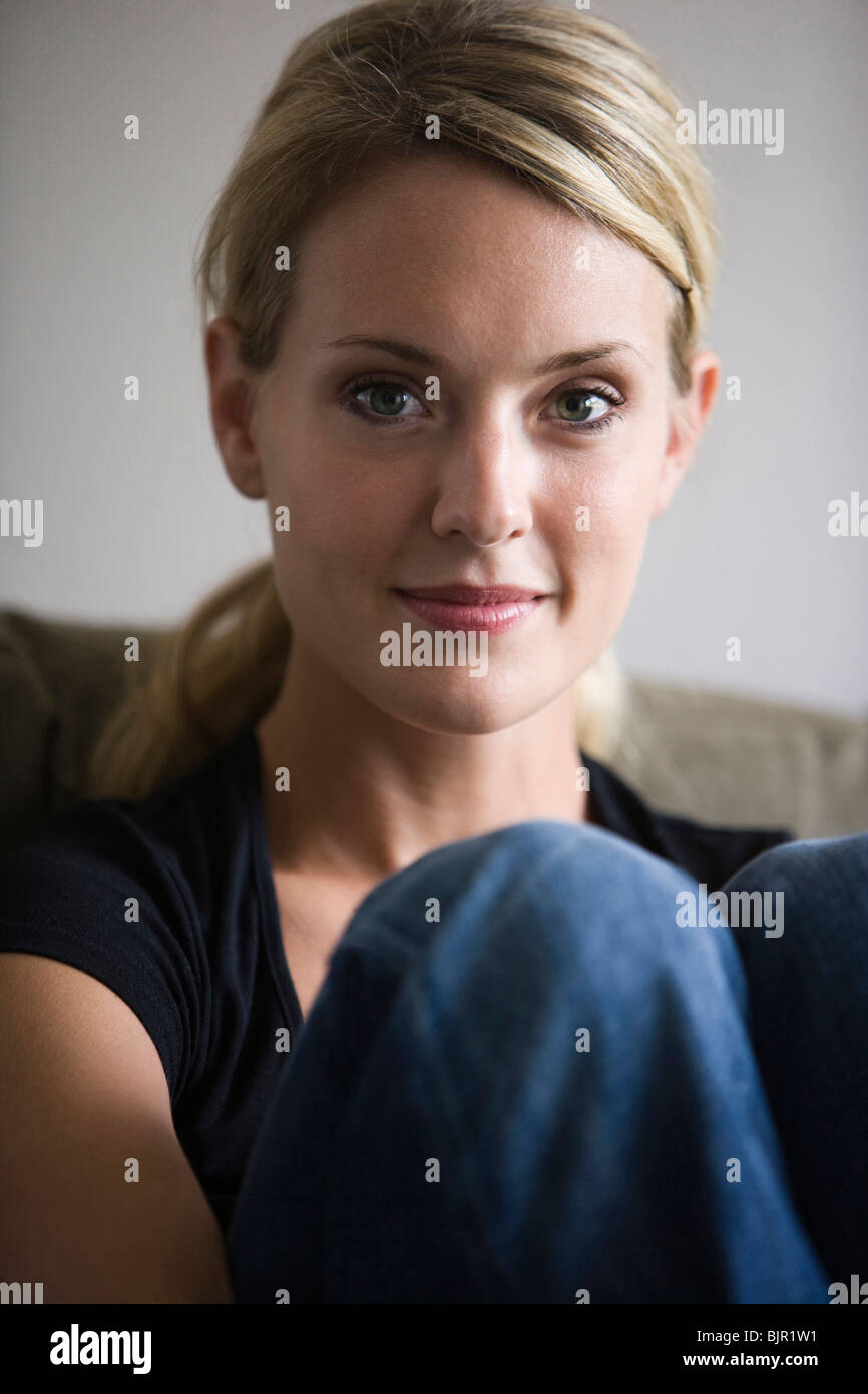 Knee knees leaning looking hi-res stock photography and images - Alamy