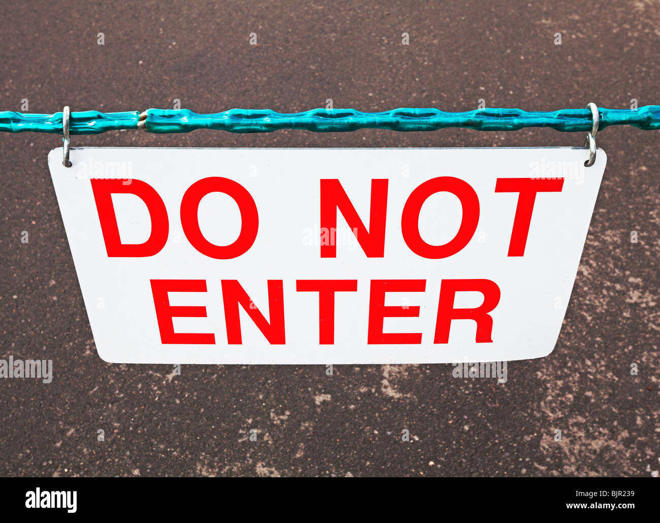 do not enter sign on chain in front of parking lot entrance Stock Photo ...