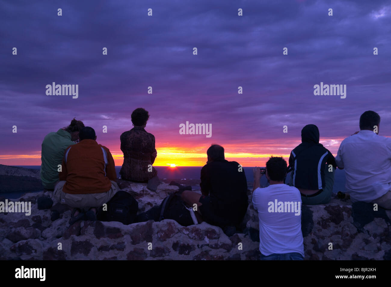 Tourist watch sunset at Oia on Santorini Stock Photo - Alamy