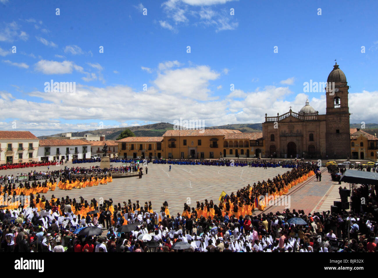 Yellow crowd hi-res stock photography and images - Alamy