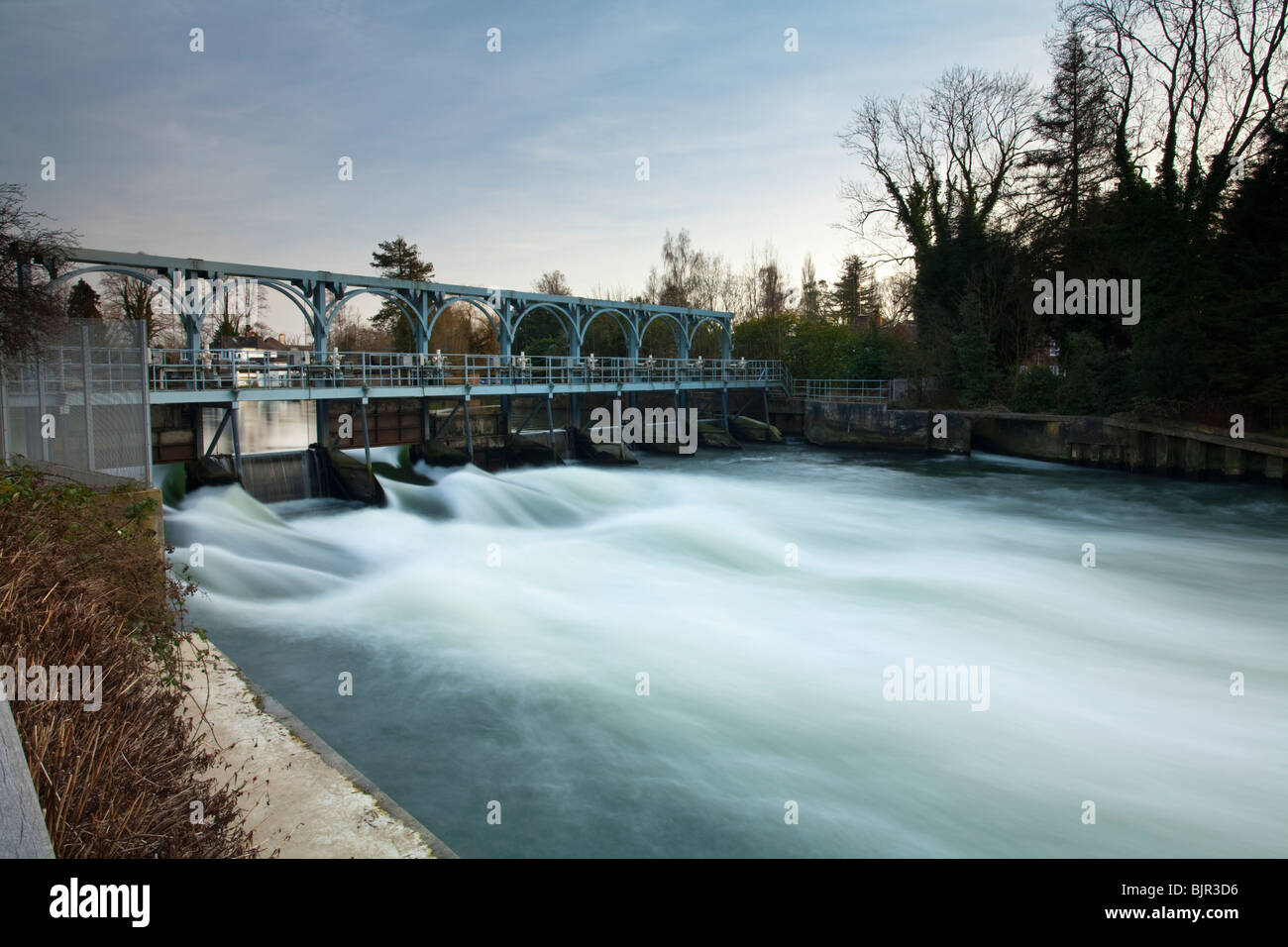 The River Thames cascading over the sluice gates at Marsh Lock and Weir ...