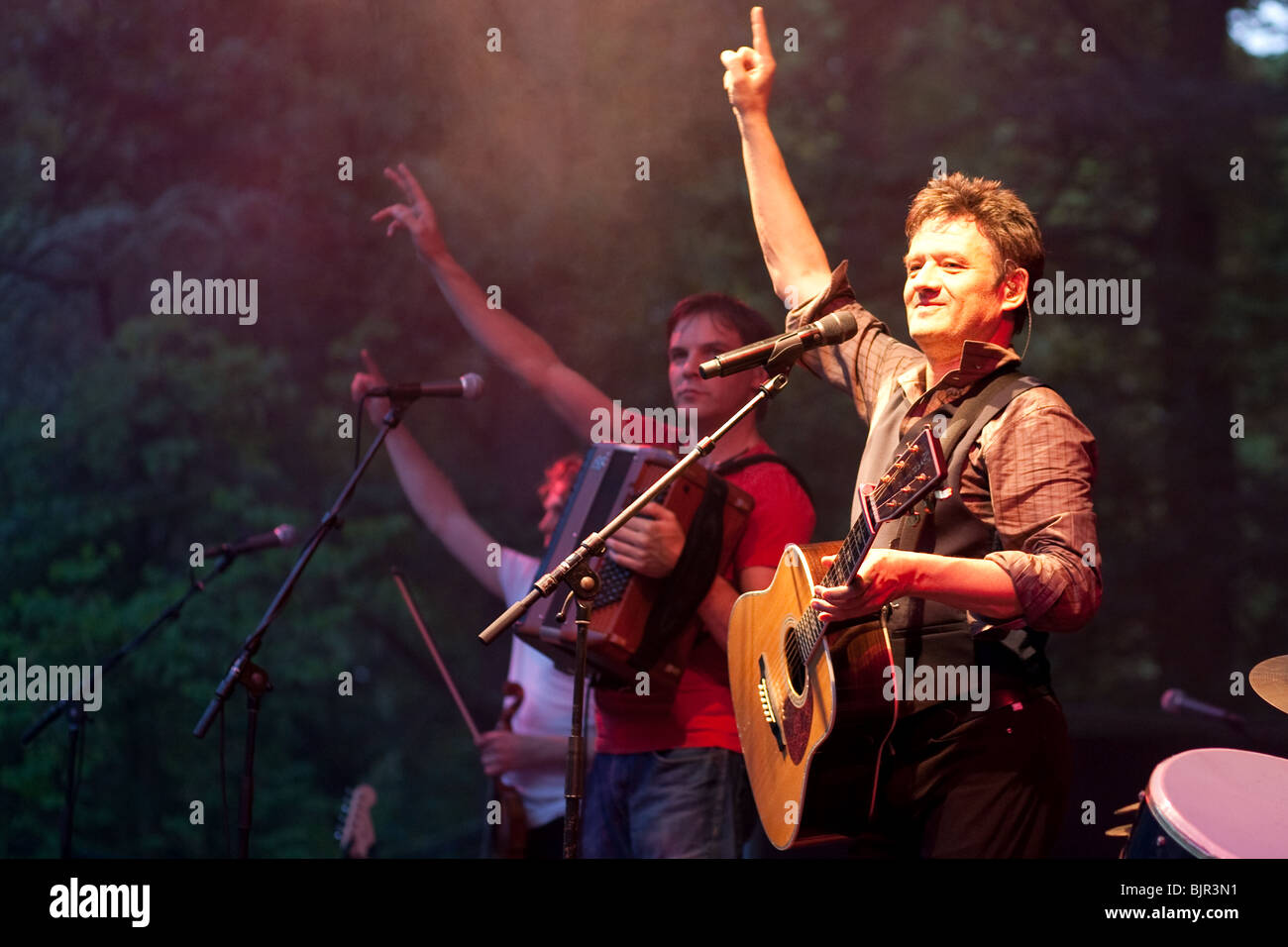 Bart Peeters & band live during the "Slimmer dan de zanger" tour in ...
