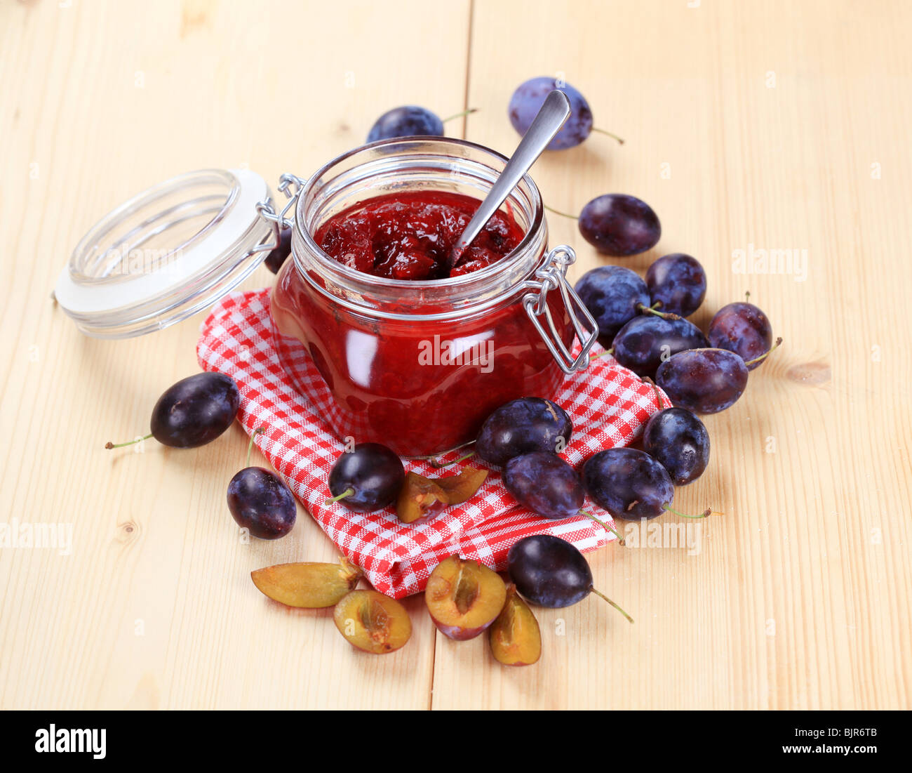 Italian prune plums hi-res stock photography and images - Alamy