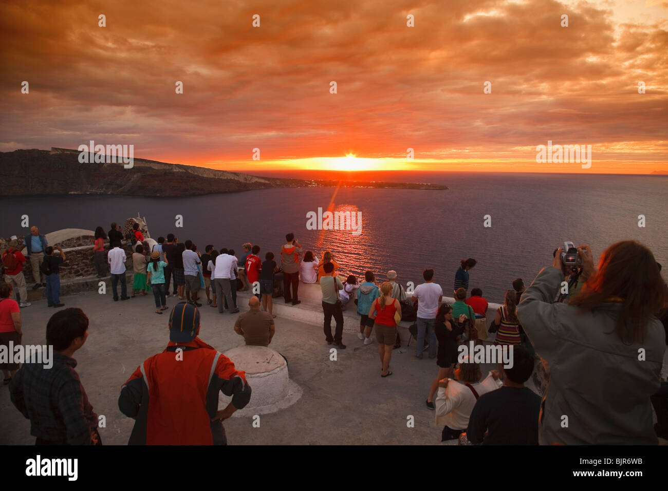 Tourist watch sunset at Oia on Santorini Stock Photo - Alamy