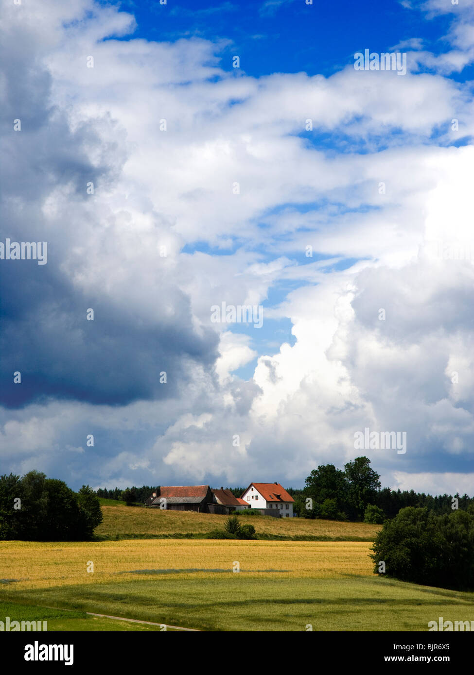 farmhouse in the countryside Stock Photo - Alamy