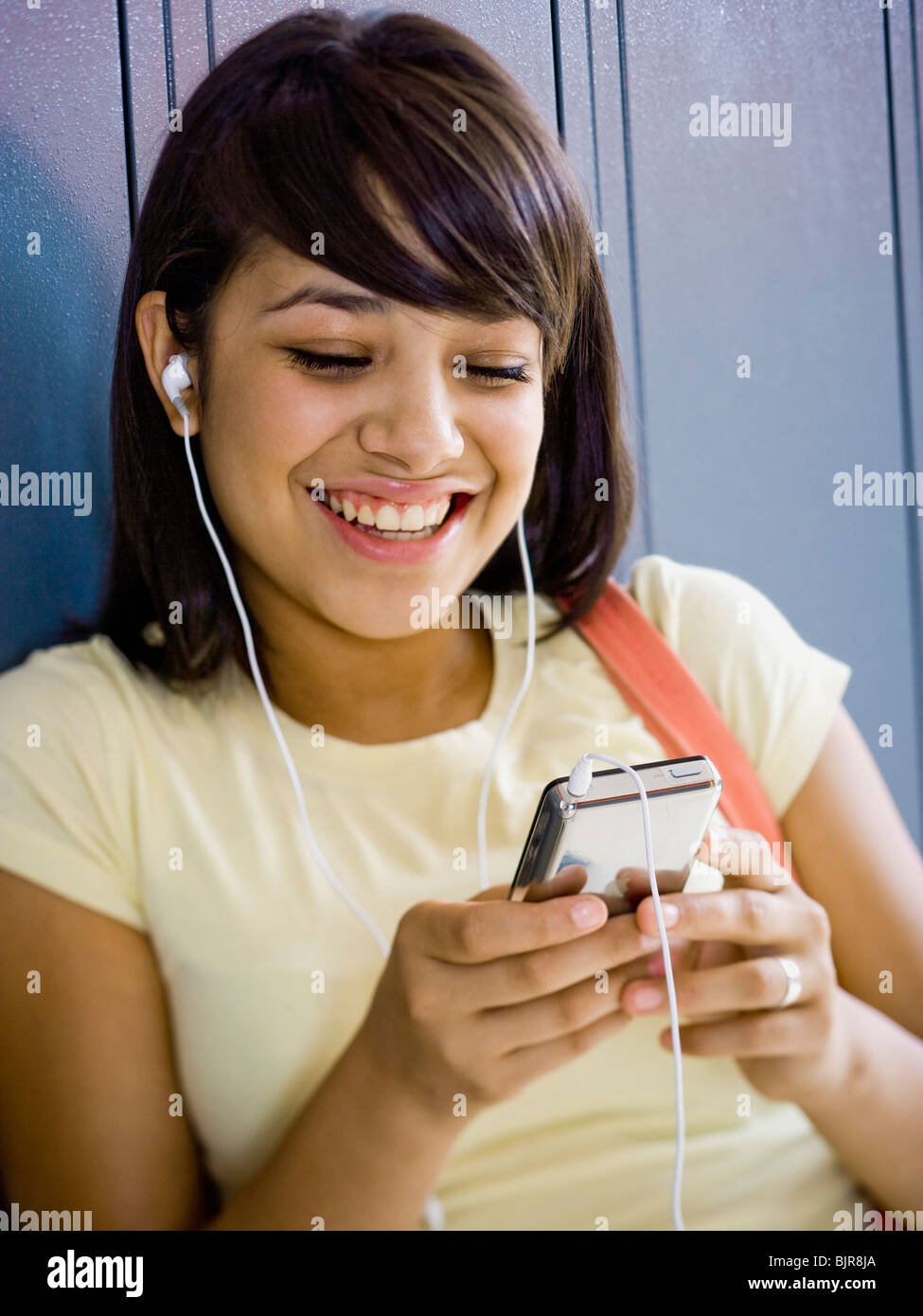 young woman on an mp3 player Stock Photo - Alamy