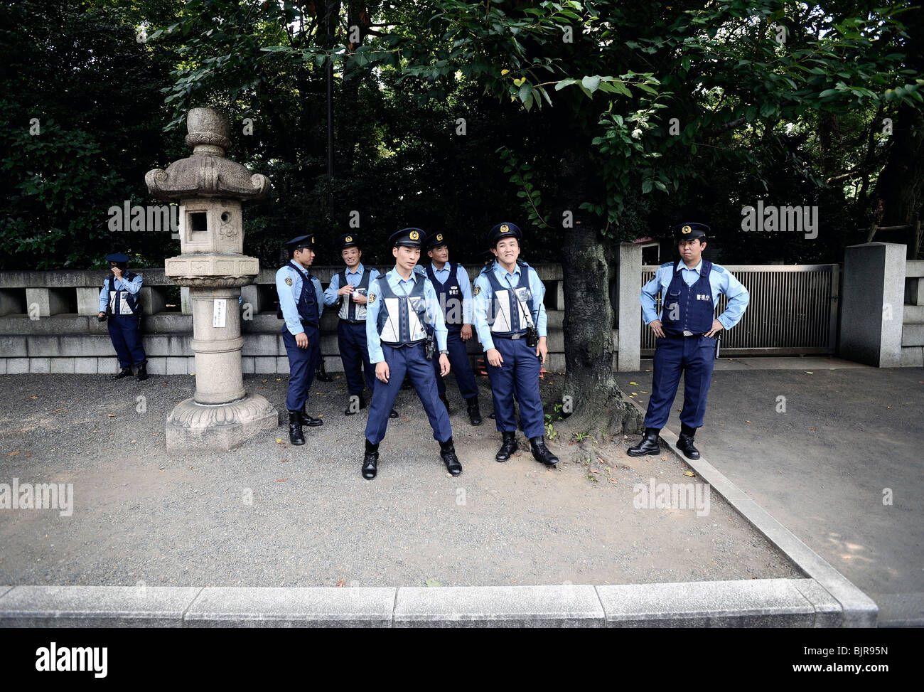 Police take to the shade as temperatures hit 35 C outside Yasukuni ...