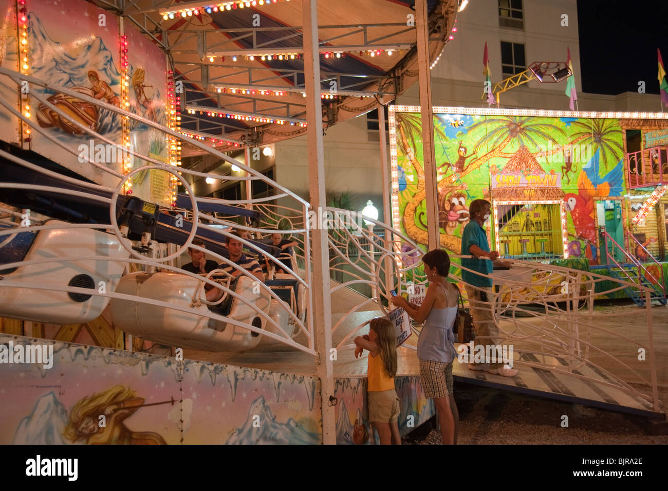 People taking rides at Carolina Beach Boardwalk Amusement Park at night ...
