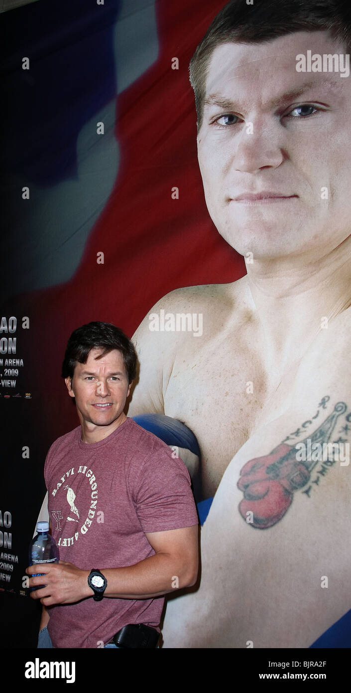 MARK WAHLBERG RICKY HATTON POSTER HBO SPORTS PACQUIAO V HATTON 24/7 ...
