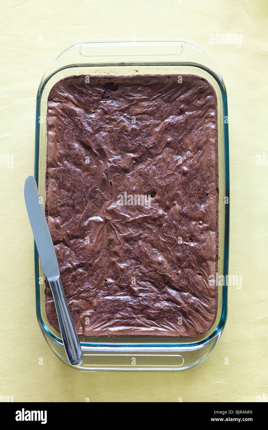 Chocolate cake in serving dish with knife Stock Photo - Alamy