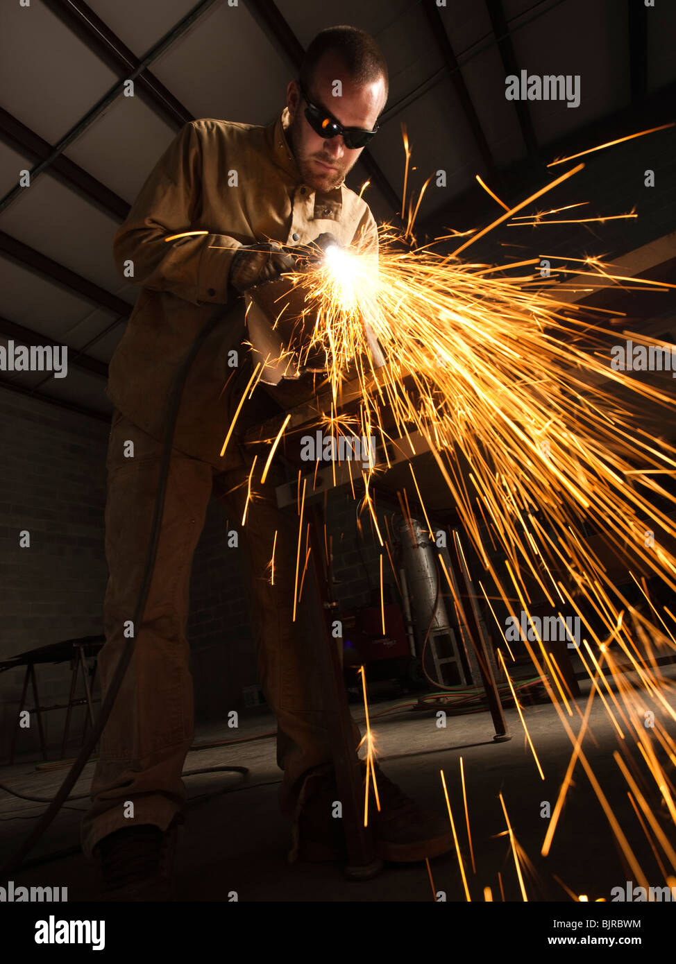 Man welding hi-res stock photography and images - Alamy