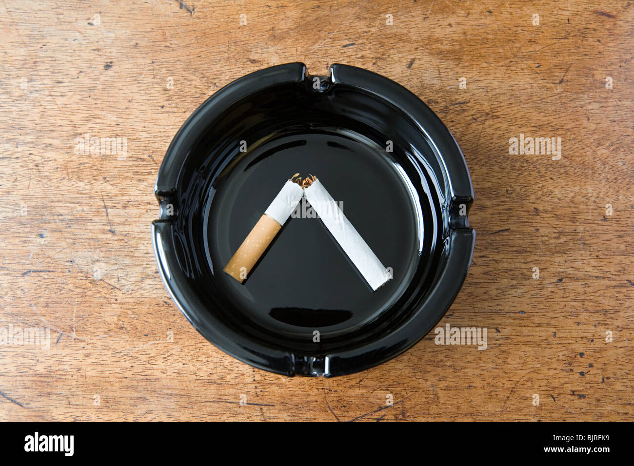 Broken cigarette in an ashtray Stock Photo - Alamy