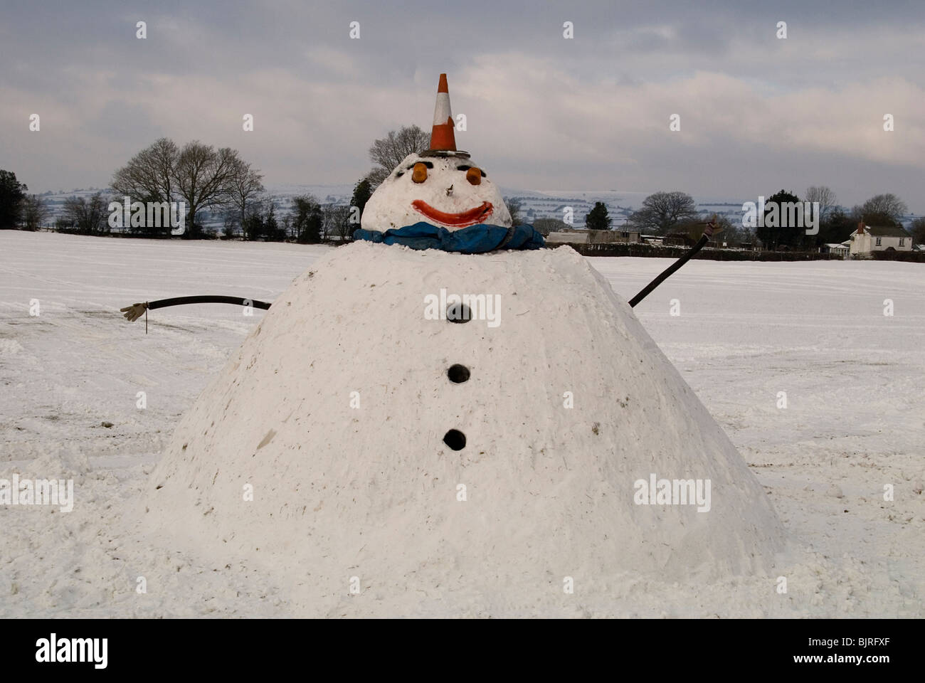 Huge snowman hi-res stock photography and images - Alamy
