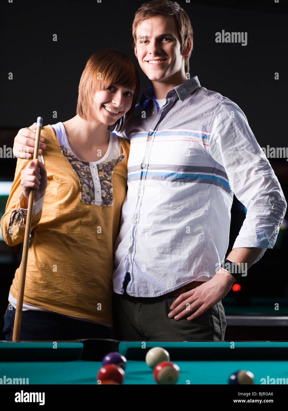 Men standing around pool table hi-res stock photography and images - Alamy