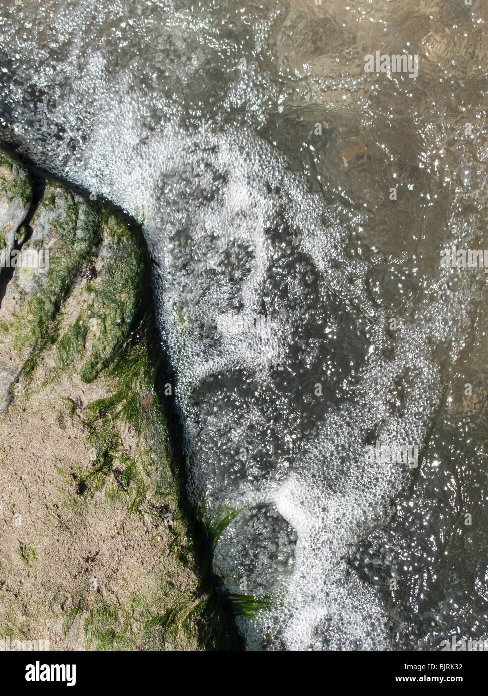 Water around rocks hi-res stock photography and images - Alamy