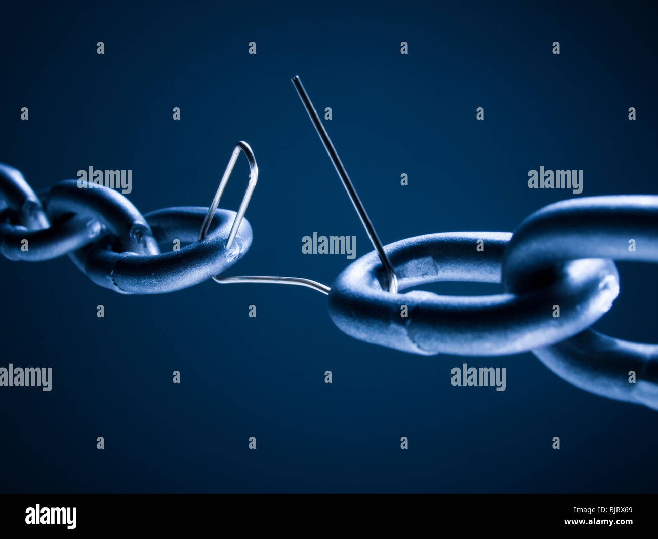 Broken chain link hi-res stock photography and images - Alamy