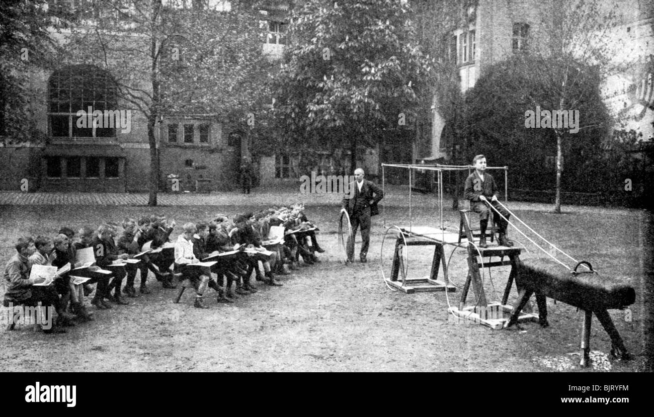 Practical lessons in perspective drawing, Germany, 1922.Artist ...