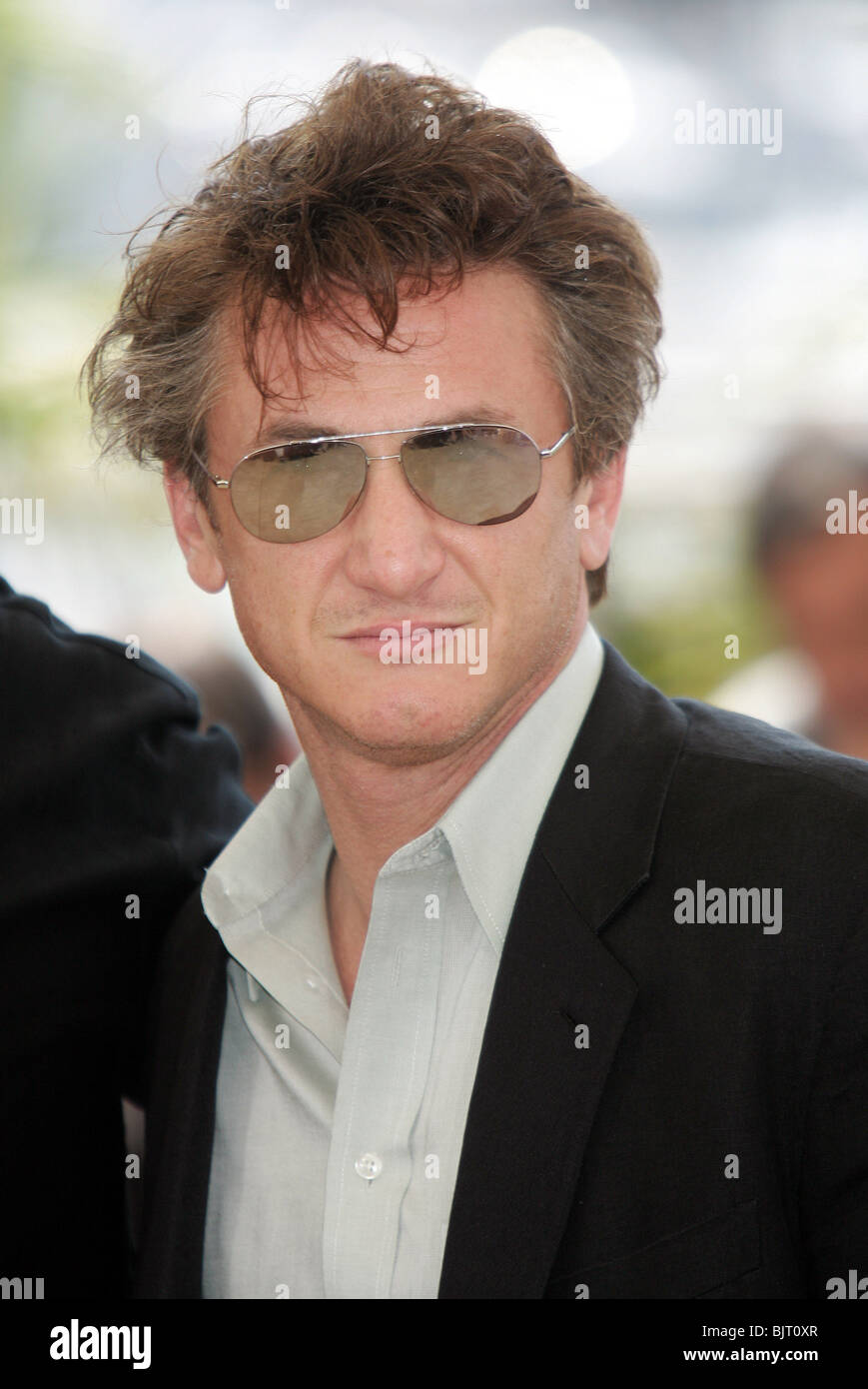 SEAN PENN CANNES FILM FESTIVAL 2004 CANNES FRANCE 17 May 2004 Stock ...
