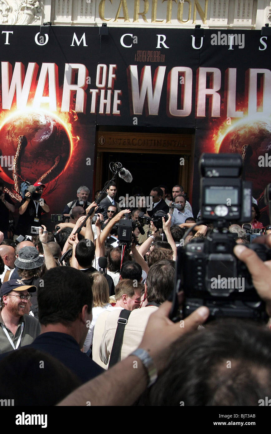 THE PRESS AWAIT PARIS HILTON CANNES FILM FESTIVAL 2005 CANNES FRANCE 13 ...