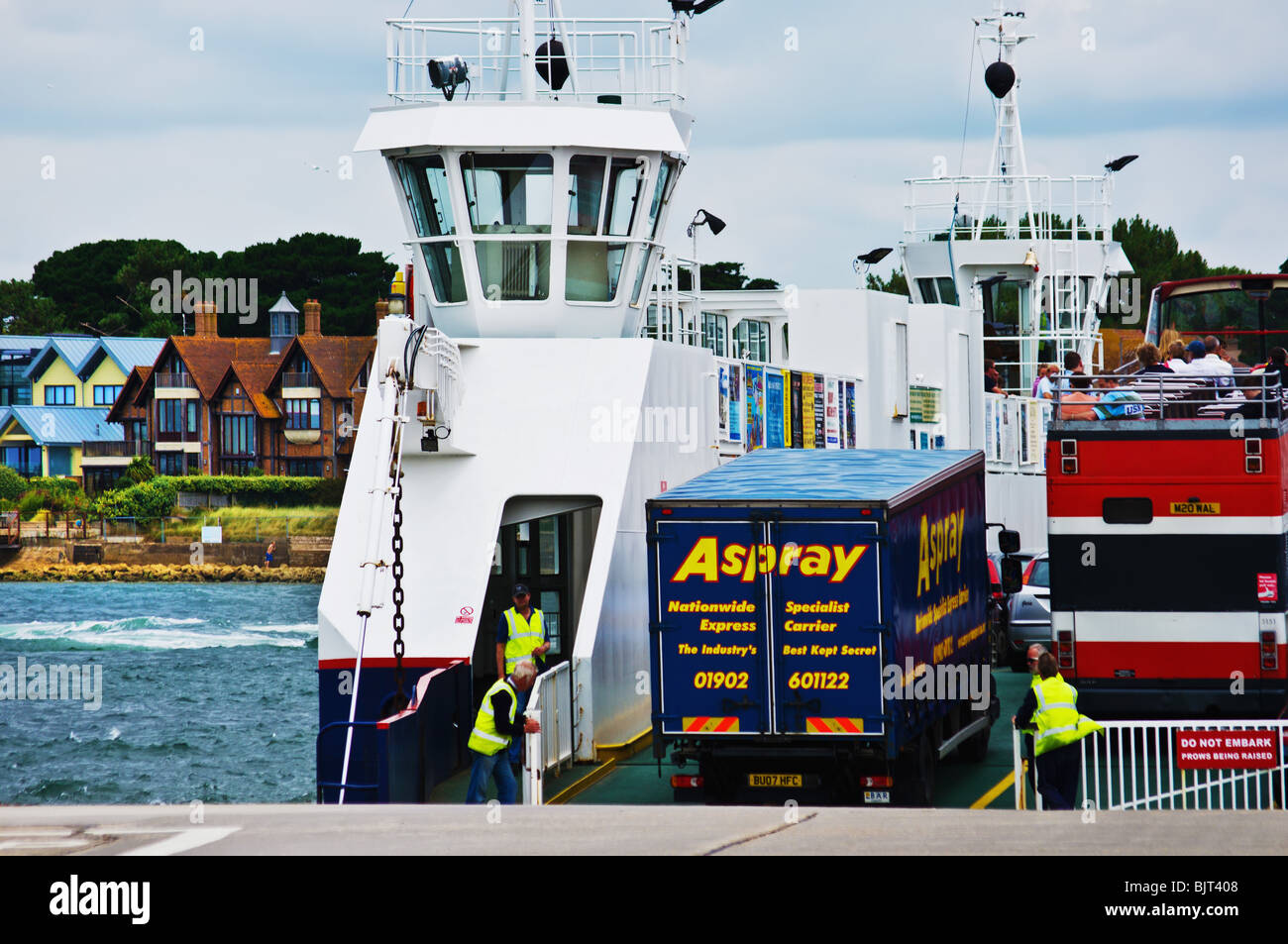 the chain ferry from studland to sandbanks poole harbour dorset Stock ...