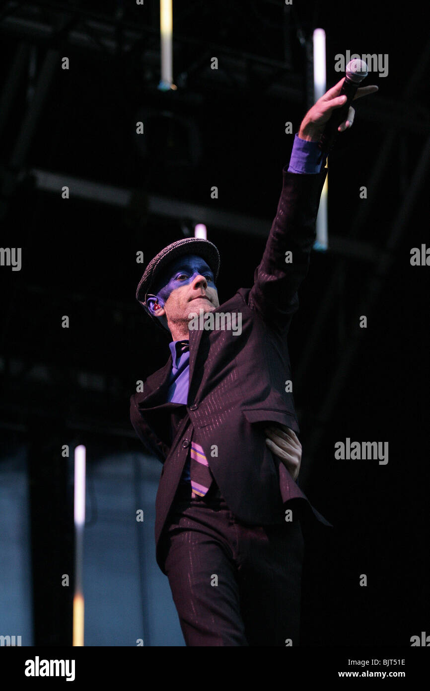 MICHAEL STIPE R.E.M CONCERT HULL KC STADIUM 05 July 2005 Stock Photo ...