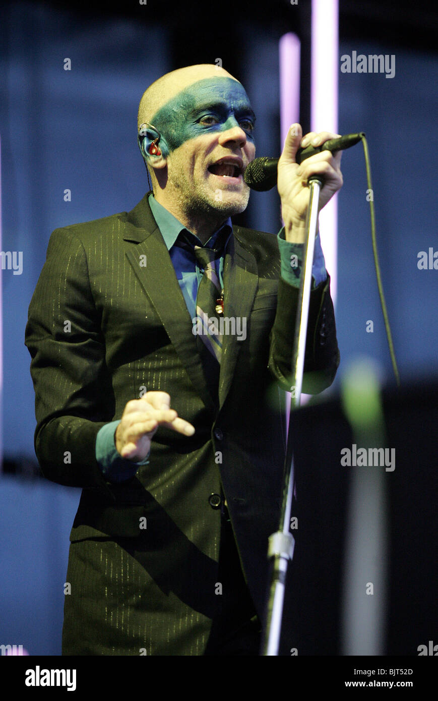 MICHAEL STIPE R.E.M CONCERT HULL KC STADIUM 05 July 2005 Stock Photo ...