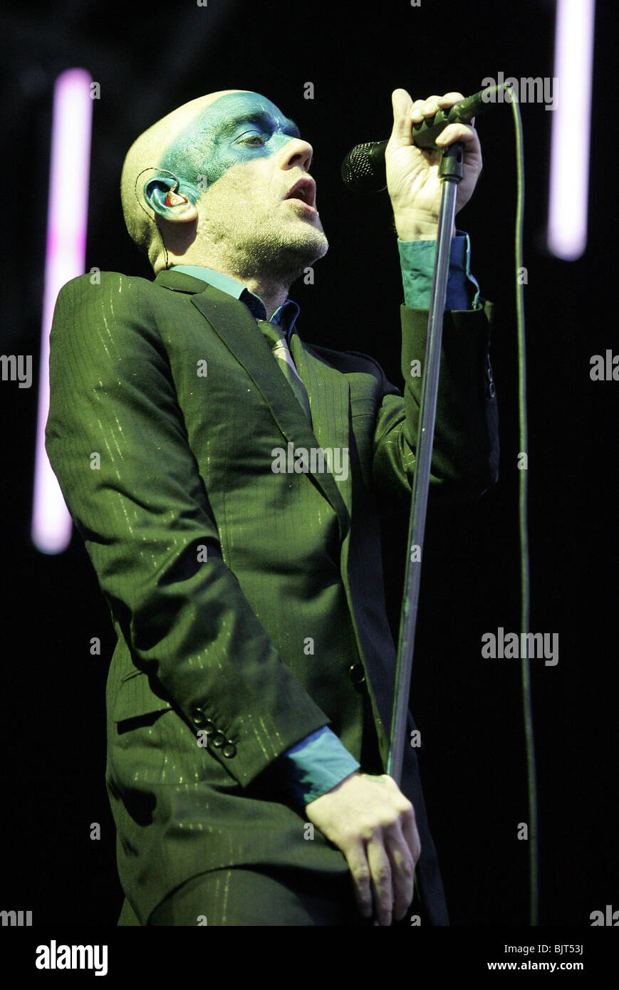 MICHAEL STIPE R.E.M CONCERT HULL KC STADIUM 05 July 2005 Stock Photo ...