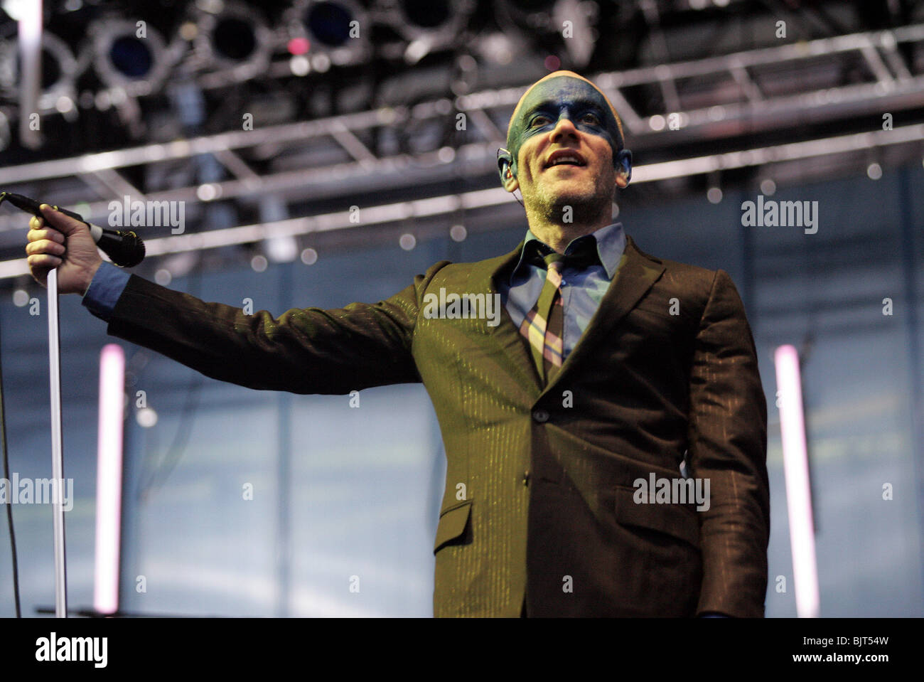 MICHAEL STIPE R.E.M CONCERT HULL KC STADIUM 05 July 2005 Stock Photo ...