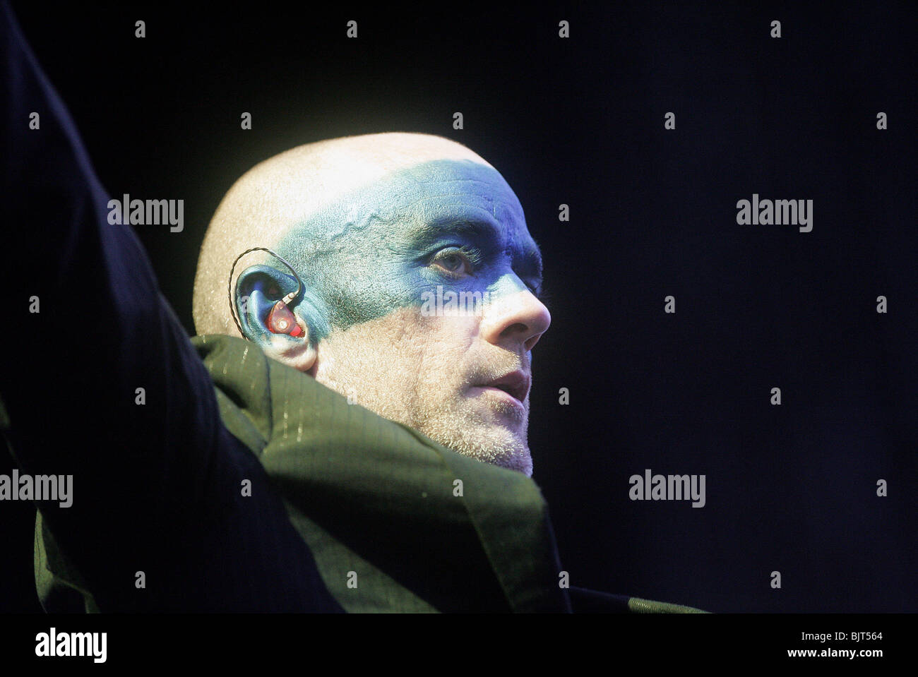 MICHAEL STIPE R.E.M CONCERT HULL KC STADIUM 05 July 2005 Stock Photo ...